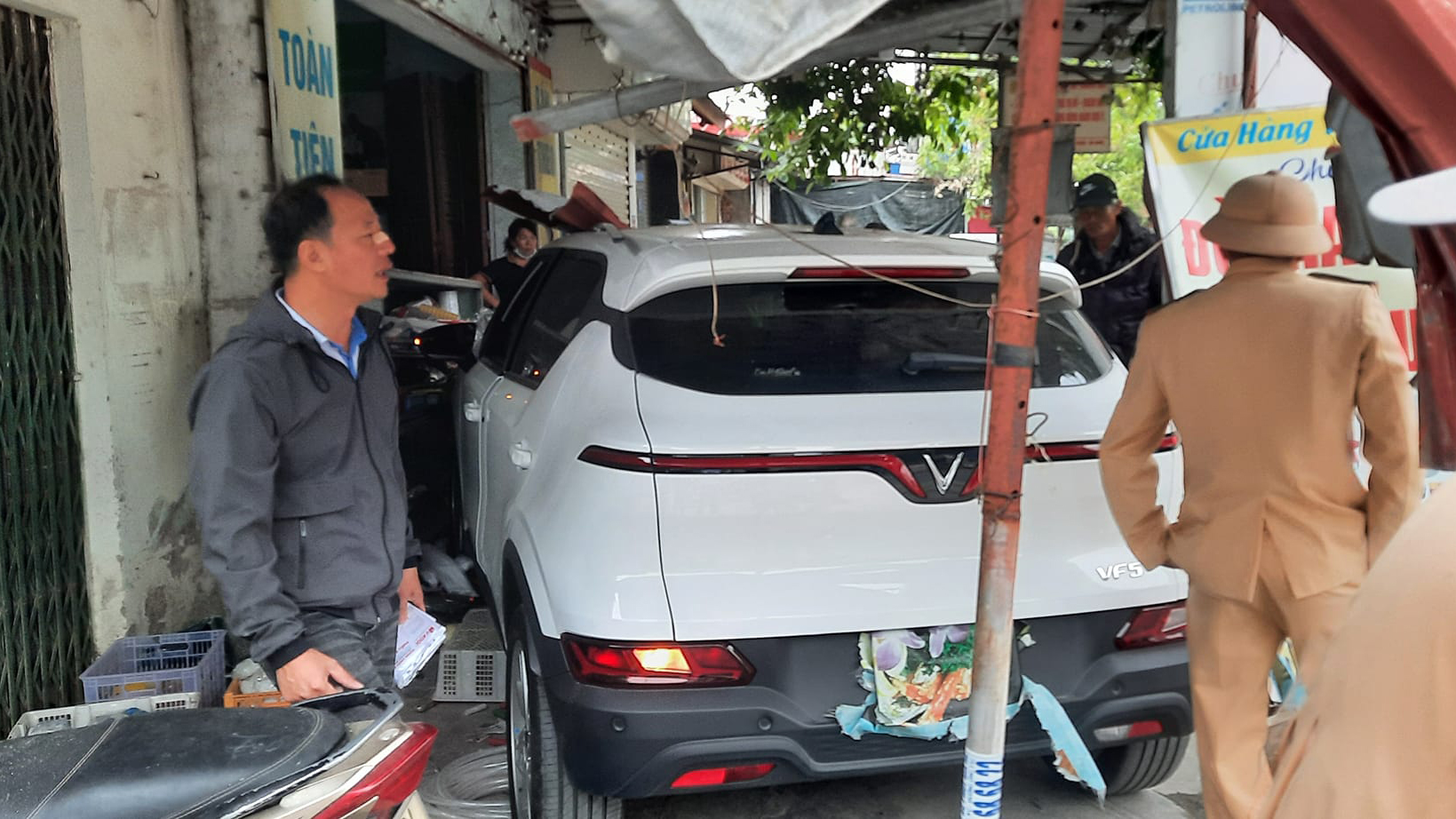 Ảnh TNGT: VinFast VF 5 BKS 15K 12903 – chiếc xe đầu tiên gặp tai nạn?